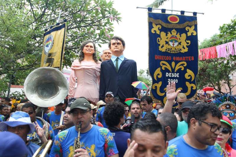 Boneco de Bolsonaro é recebido com vaias no desfila de bonecos gigantes ...